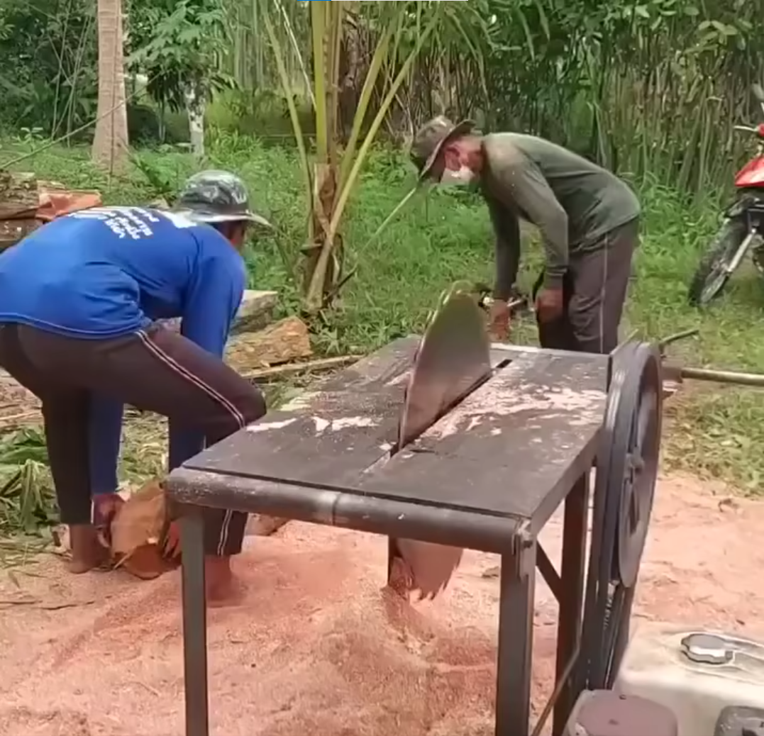 Amazing skill with slicing wood by team work - Amazing